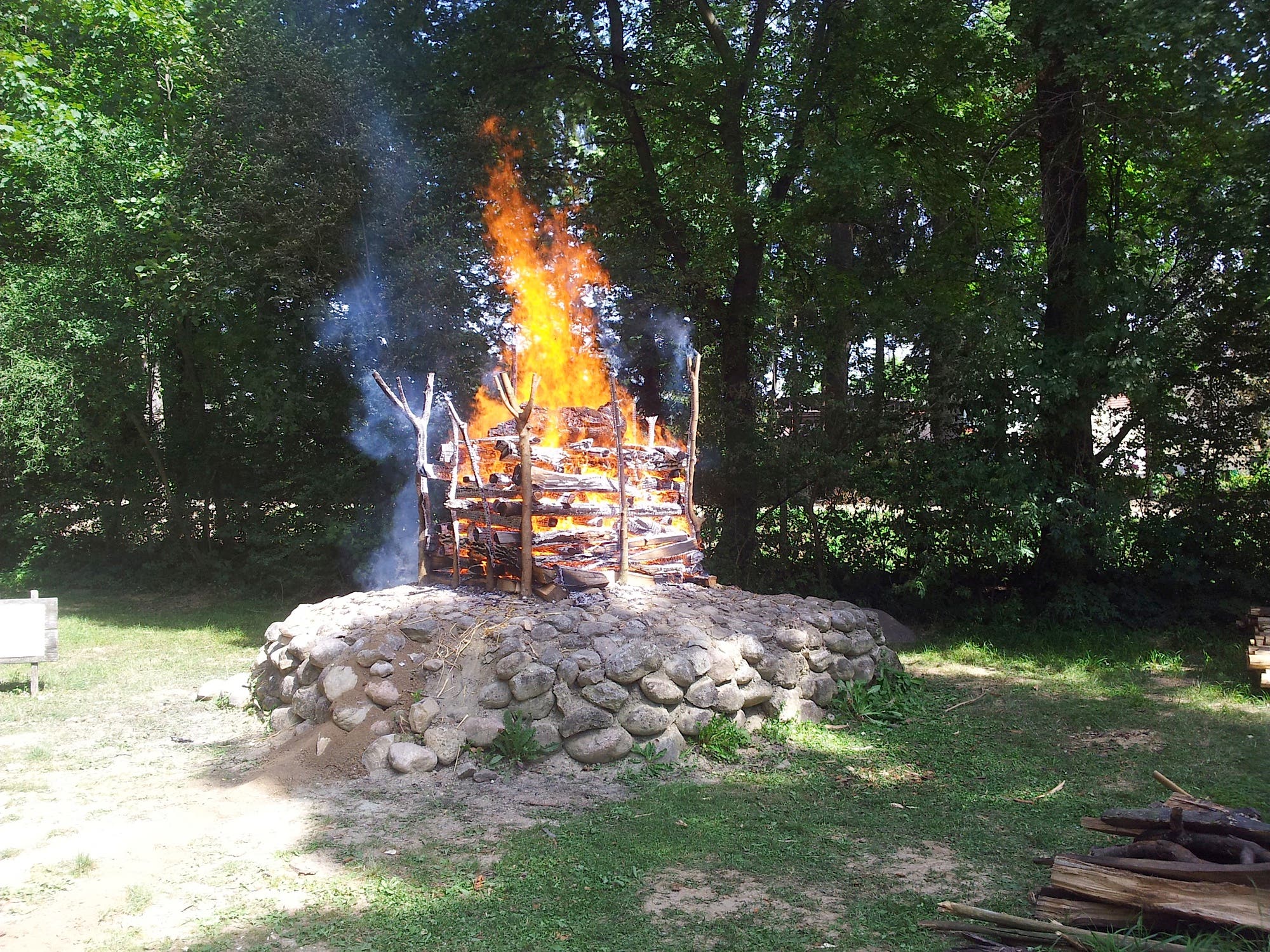 Experimentelle Archäologie: Scheiterhaufen für die Wissenschaft ...